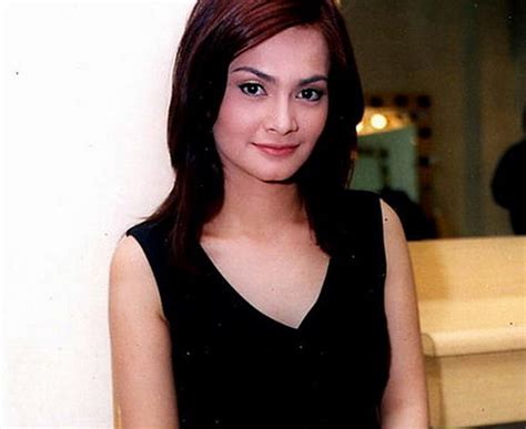 Beautiful Women Cut Tari