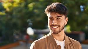 6 Things Socially Intelligent Men Do Differently The Second They Enter A Room Yourtango