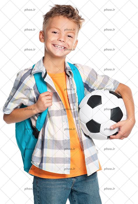 عکس با کیفیت پسر بچه خندان با کوله پشتی و توپ در دست عکس با کیفیت و تصاویر استوک حرفه ای