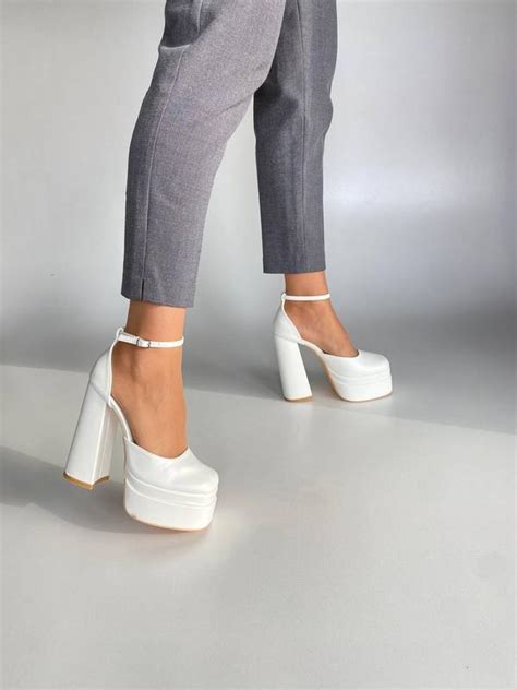 Туфельки стильні білі туфлі туфлі в стилі братц туфлі в стилі версаче білі туфлі туфлі на