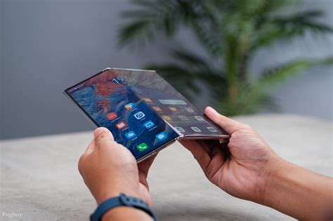 Trên tay Huawei Mate Xs gập ngược ra ngoài hoàn thiện xuất sắc