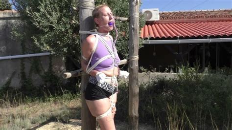 Rija Mae Neue Bondage Walking Trainingslektion Für Das Berliner Bondage Mädchen