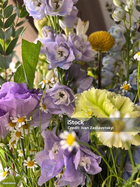 이 아름다운 꽃꽂이는 생생한 색상과 유쾌한 질감을 놀랍도록 특징으로 합니다 0명에 대한 스톡 사진 및 기타 이미지 0명 결혼식 계절 Istock