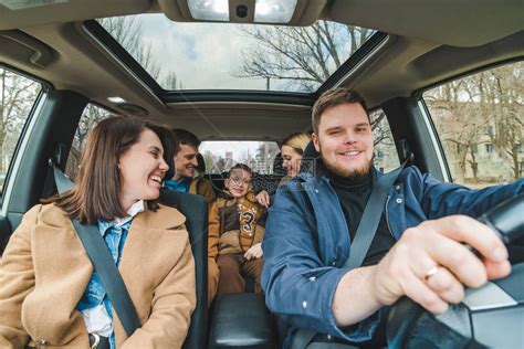 和小孩一起坐车的朋友们汽车旅行概高清图片下载 正版图片503911449 摄图网