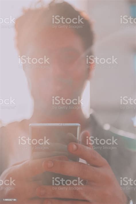 한 젊은이가 야외에서 스마트폰을 활용하여 현대 직업 생활에서 기술과 이동성의 원활한 통합을 보여줍니다 경영자에 대한 스톡 사진 및 기타 이미지 Istock