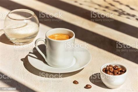 에스프레소 커피 원두 설탕 및 길고 어두운 그림자가있는 커피 정물 0명에 대한 스톡 사진 및 기타 이미지 0명 갈색 구이