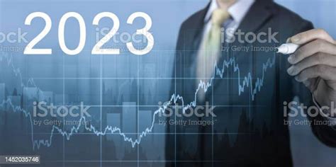 2023년 세계 경제 성장 2023년 경제 지표의 성장 2023년 빠른 성장 차트 데이터 분석 사업가는 경제 활동의 성장 그래프를 그립니다 2023년에 대한 스톡 사진 및