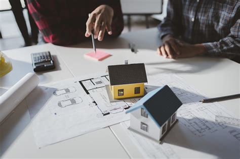 홈 디자인 설계자는 주택 계획 초안 클라이언트가 의뢰한 프로젝트 및 납품 전에 사용자 지정 설계를 검토하고 있습니다 인테리어 디자인 과 장식 아이디어 20 24세에 대한