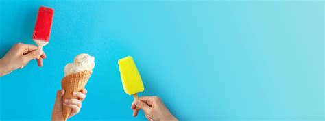 아이들은 밝은 파란색 배경에 다양한 아이스크림과 빨강노란색 아이스 캔디가 든 컵을 들고 있다 개체 그룹에 대한 스톡 사진 및 기타 이미지 Istock