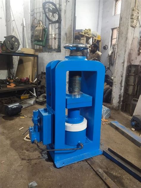 220 Analog Cube Testing Machine 1000 Kn Model Name Number Lakshya 3633 At Rs 32000 In Lucknow