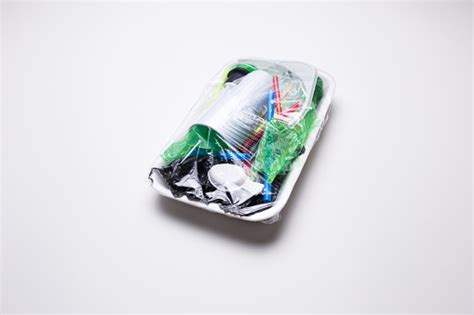 남성의 손은 흰색 고립 된 배경에 플라스틱 폐기물트레이를 들고 있다 생태와 환경 오염의 문제 0명에 대한 스톡 사진 및 기타 이미지 Istock