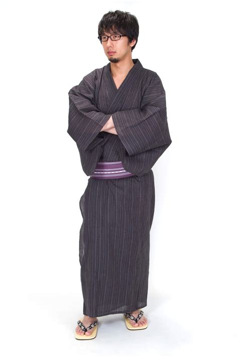 袖に手を入れる浴衣眼鏡男子全身ぱくたそフリー素材