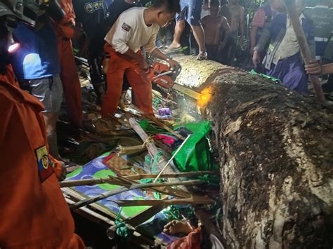 Mandalay မန္တလေးမှာ မိုးရွာ၊ ငလျင်လှုပ်ပြီးနောက် ငလျင်ရှောင်တဲပေါ် သစ်ပင်လဲကျလို့ သားအဖနှစ်ဦး