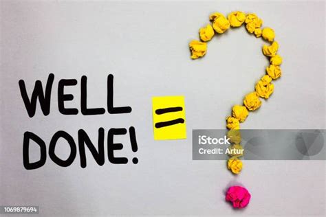 개념적 손을 보여주는 잘 쓰기입니다 비즈니스 사진 보여주는 말하는 사람 그 그가 그의 작업 또는 작업에서에서 만든 완벽 한 모양 물음표 등호 흰색 배경을 형성 하는