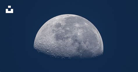 구름 한 점 없는 맑고 푸른 하늘에 떠 있는 달 사진 Unsplash의 무료 자연 이미지