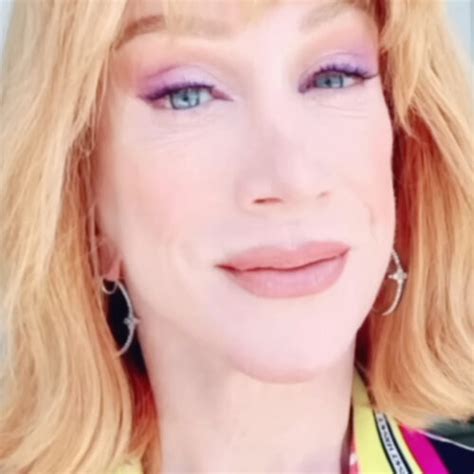 Kathy Griffin De Glee Choca Marido Com Tatuagem Nos Lábios E é