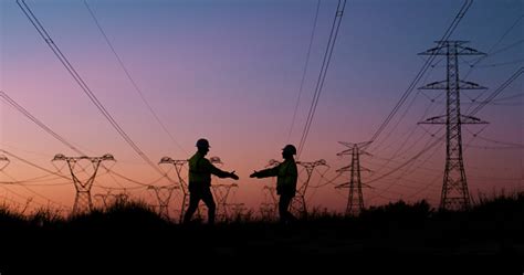 전력선 악수 전기 회로 및 전압 인프라를 위한 해질녘의 사업가 엔지니어링 팀워크 전선 그리드 케이블로 악수하는 기술자의 실루엣 25 29세에 대한 스톡 사진 및 기타 이미지