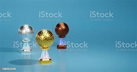 밝은 골프 공 골드 실버와 부드러운 조명 배경을 가진 청동 트로피 0명에 대한 스톡 사진 및 기타 이미지 0명 3차원 형태 강단 Istock