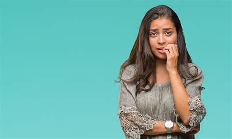 격리 된 배경 찾고 스트레스와 긴장에 젊은 아름 다운 아랍 여자 손톱을 물어 뜯고 입에 손 불안 문제입니다 감정에 대한 스톡 사진 및 기타 이미지 Istock