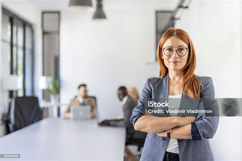 자신감 넘치는 여성 사업가가 현대적인 사무실 환경에서 포즈를 취하고 있습니다 30 34세에 대한 스톡 사진 및 기타 이미지 30 34세 55 59세 감독 Istock