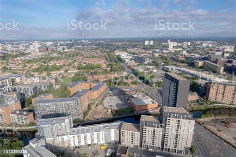 맨체스터 시티 센터 드론 위에서의 조감도 건물 작업 스카이 라인 건설 블루 스카이 여름 베탐 타워 아파트 부동산 에이전트 2022 위에에 대한 스톡 사진 및 기타 이미지