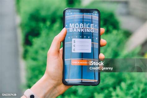 스마트폰 모바일 뱅킹 인터페이스 애플리케이션의 컨셉 당좌 예금 계좌 개념에 대한 스톡 사진 및 기타 이미지 개념 구매