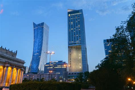 Edificios De Oficinas Modernos Iluminados Por La Noche En Polandat