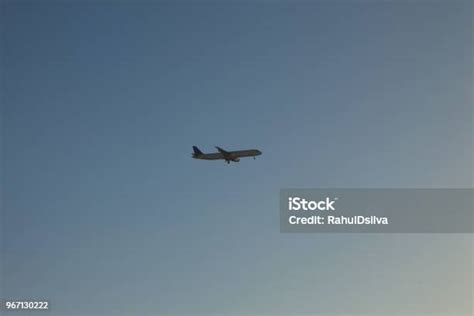 해돋이 또는 일몰에 하늘에서 여객 비행기 휴가 여행 개념입니다 몸매 이미지 0명에 대한 스톡 사진 및 기타 이미지 0명 고풍스런 공중 뷰 Istock