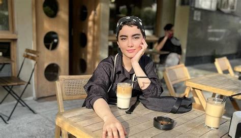 سنا حسینی، دختر نقی معمولی در کافه تهران با استایل خیره‌کننده عکس