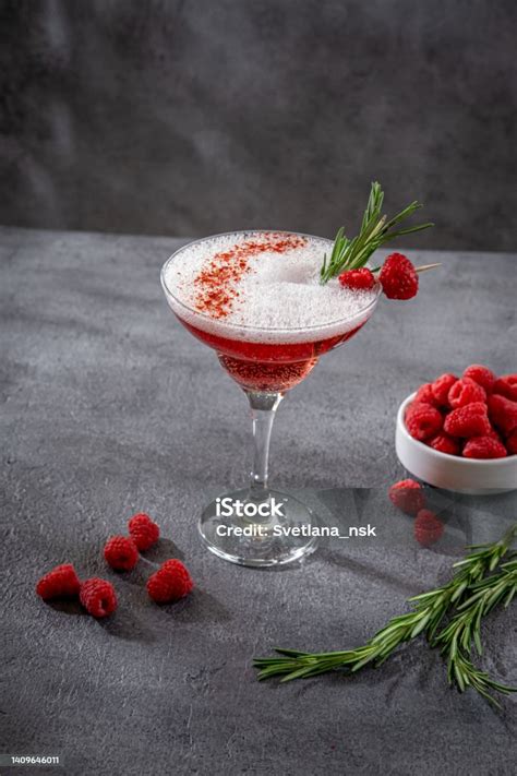 레드 클로버 클럽 칵테일과 레이어드 에그 화이트 폼 여름 상쾌한 알코올 칵테일 신선한 로즈마리로 장식 된 라즈베리 레모네이드 반짝이는 물을 곁들인 여름 라즈베리 음료 공간을