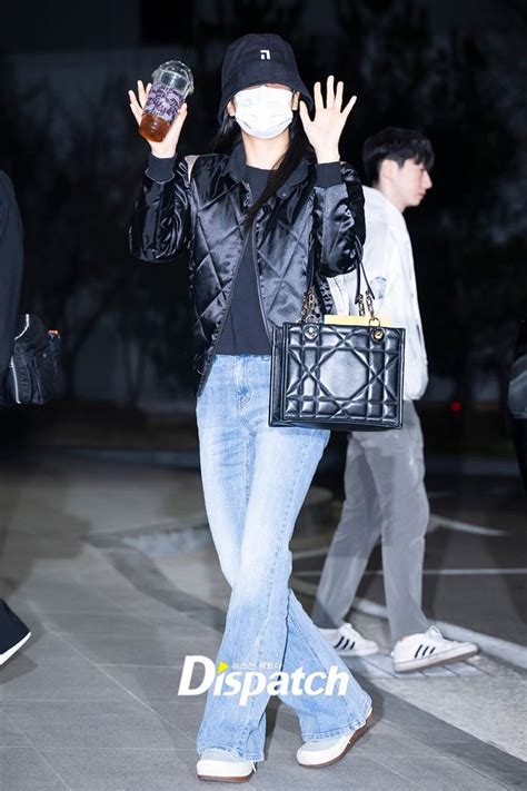 현장포토 모자에 콕~지수 큐티뽀짝 하트 공항패션 패션 스타일 블랙핑크