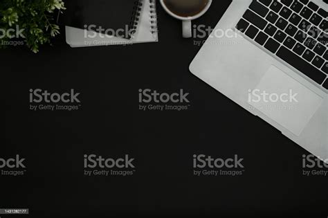 노트북 컴퓨터 커피 컵 노트북 및 화분 공장이있는 검은 사무실 책상 복사 공간이 있는 위쪽 보기입니다 책상에 대한 스톡 사진 및 기타 이미지 Istock