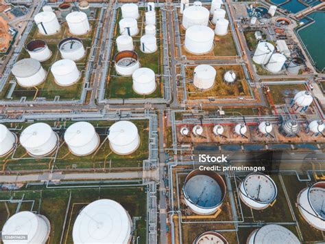 동남 아시아의 정유 공장 이나 화학 공장을 내려다 보는 공중 무인 항공기 Pov 일몰 개인적 시점에 대한 스톡 사진 및 기타