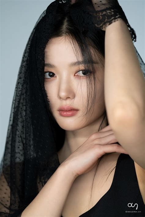 미모 美쳤다…김유정 물오른 섹시미 악마 홀린 비주얼 [화보]