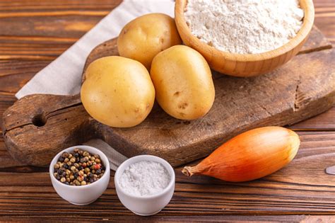 전통적인 감자 팬케이크 또는 Latke 빈티지 커팅 보드에 하누카 축 하 음식에 대 한 재료 강판에 갈기에 대한 스톡 사진 및 기타 이미지 Istock