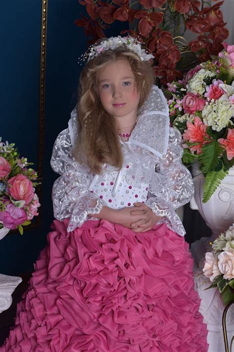 Junge Prinzessin Unter Den Blumen Stockfoto Bild Von Kaukasisch Faszination