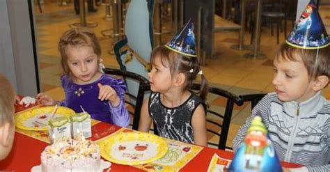 Изпратих дъщеря си на рожден ден на приятел и когато отидох да я взема тя се затича към мен и