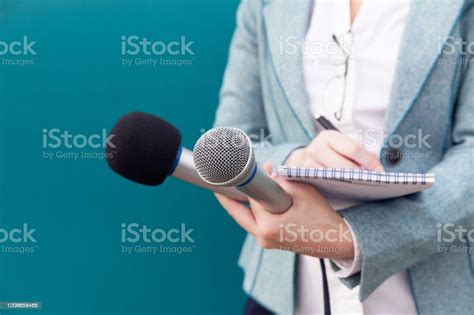 기자 회견에서 뉴스 기자 또는 Tv 기자 마이크를 들고 메모를 작성 매스컴에 대한 스톡 사진 및 기타 이미지 매스컴