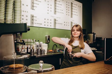 포터필터와 커피 탬퍼를 들고 에스프레소 커피를 만드는 바리스타의 손 20 24세에 대한 스톡 사진 및 기타 이미지 20 24세 갈색 경영자 Istock