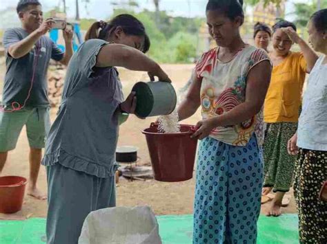 ဆားလင်းကြီးရှိ စစ်ဘေးရှောင် ပြည်သူများကို ဆန်လှူဒါန်း Khit Thit Media
