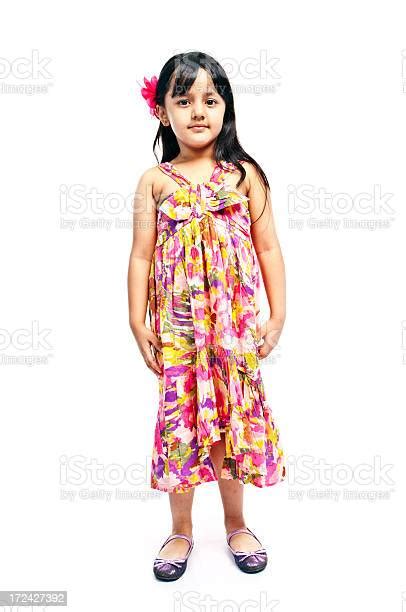 프리티한 인도어 여자아이 흰색 바탕에 그림자와 전체 길이 4 5세에 대한 스톡 사진 및 기타 이미지 4 5세 검정 머리 귀여운 Istock