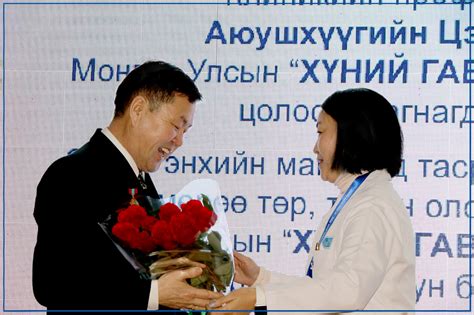 ЭХЭМҮТ ийн мэс засалч А Цэнджав Монгол Улсын гавьяат эмч боллоо