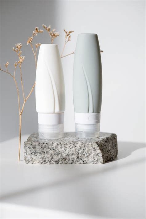 구색 구색을 갖춘 럭셔리 로션 목업 반사 병 수직 쐈어 스킨케어 아름다움 약제사 정물 제품 젤라틴 컨테이너 크림 튜브 패키징 펌프 병 표면