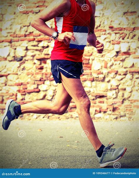 Le Coureur Court La Course Rapide En Ville Image Stock Image Du Gens Rapide 109246677