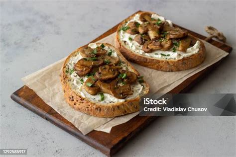 버섯과 화이트 치즈를 곁들인 브루스케타 건강한 식생활 채식 음식 0명에 대한 스톡 사진 및 기타 이미지 0명 갈색 건강한