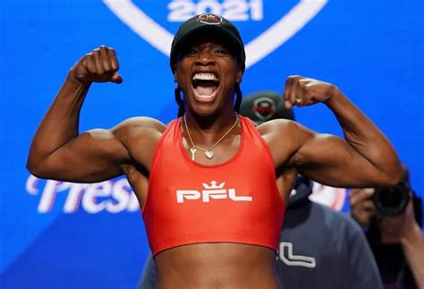 Claressa Shields Makes Mma Debut Stops Brittney Elkin In Third