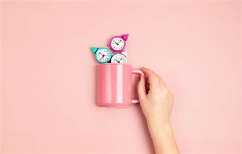 파스텔 배경에 알람 시계가 있는 핑크 컵 아침 차 또는 커피 시간 휴식 개념 상단 보기 플랫 레이 모형 가정 생활에 대한 스톡