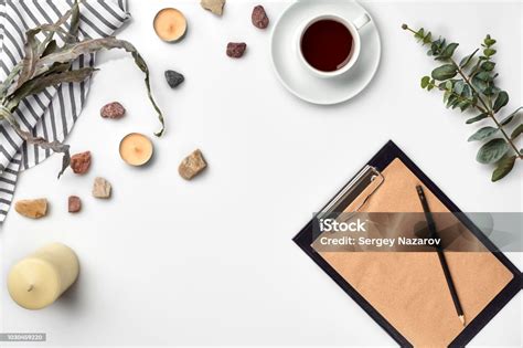 흰색 테이블에 커피 한잔과 함께 빈 열린된 노트북 최고의 볼 수 있습니다 개념 글 갈색에 대한 스톡 사진 및 기타 이미지 갈색 개인 장식품 골동품 Istock