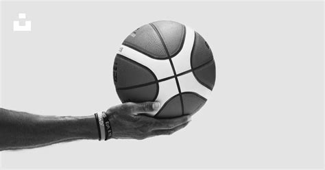 손에 농구공을 들고 있는 사람 사진 Unsplash의 무료 회색 이미지