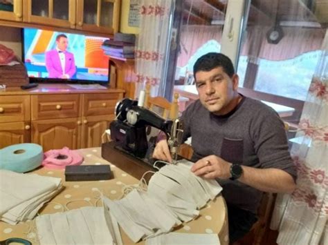 Двама братя от Трън шият маски за социално слаби и нуждаещи се хора